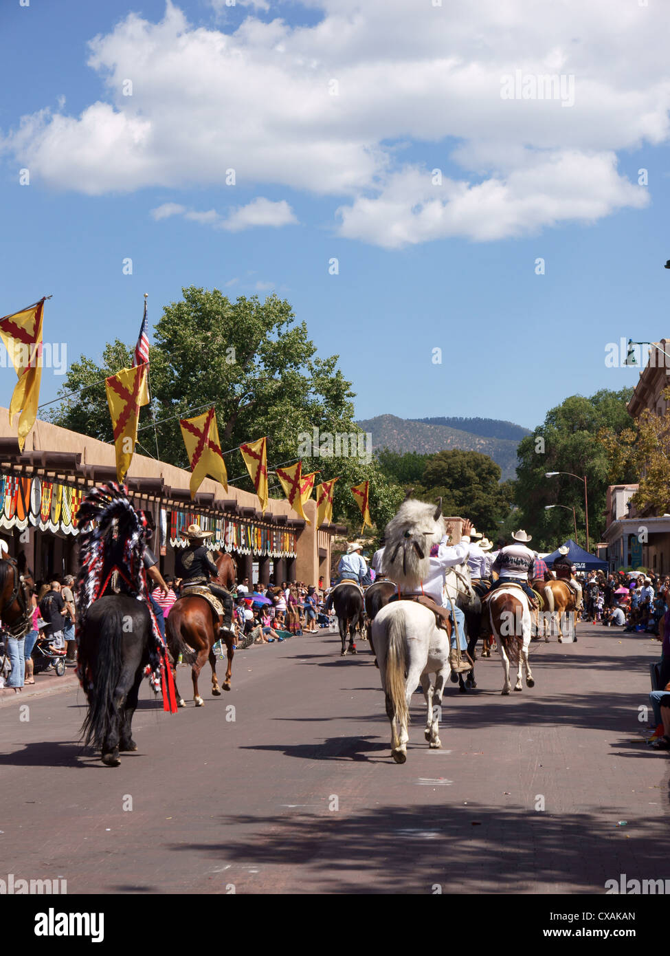 Crowd watching an act hi-res stock photography and images - Alamy