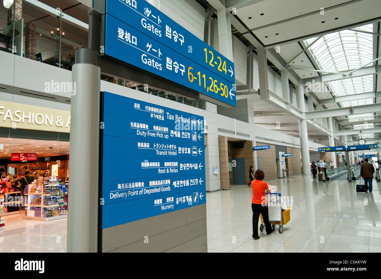 Airport sign arrows hi-res stock photography and images - Alamy