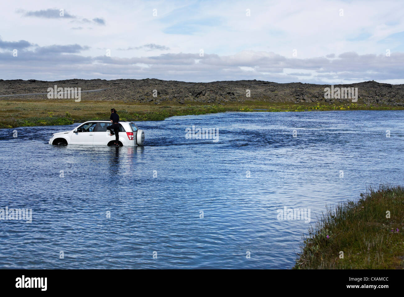 Car stuck in river hi-res stock photography and images - Alamy