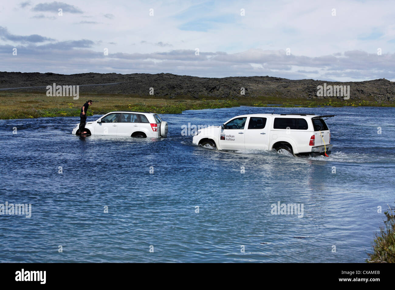 Car stuck in river hi-res stock photography and images - Alamy