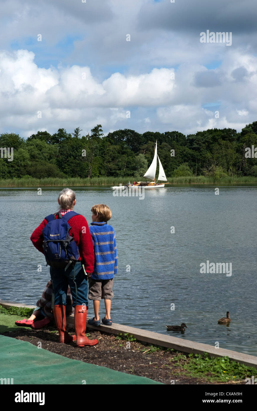 Family watching sailing hi-res stock photography and images - Alamy