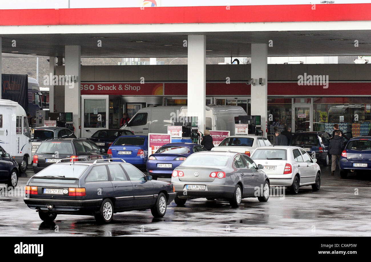 Queue at gas station hi-res stock photography and images - Alamy