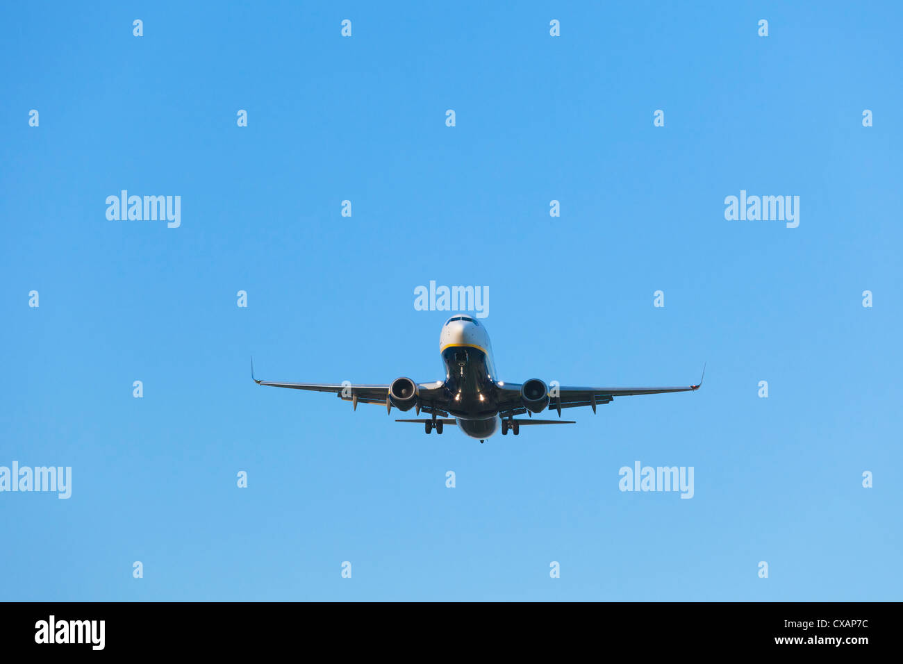 Airliner on final approach hi-res stock photography and images - Alamy