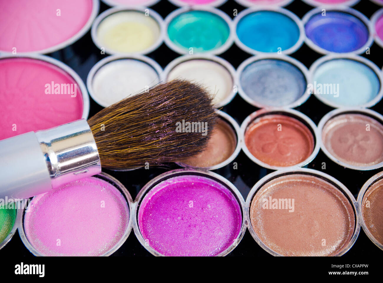 Makeup brushes and make-up eye shadows Stock Photo - Alamy