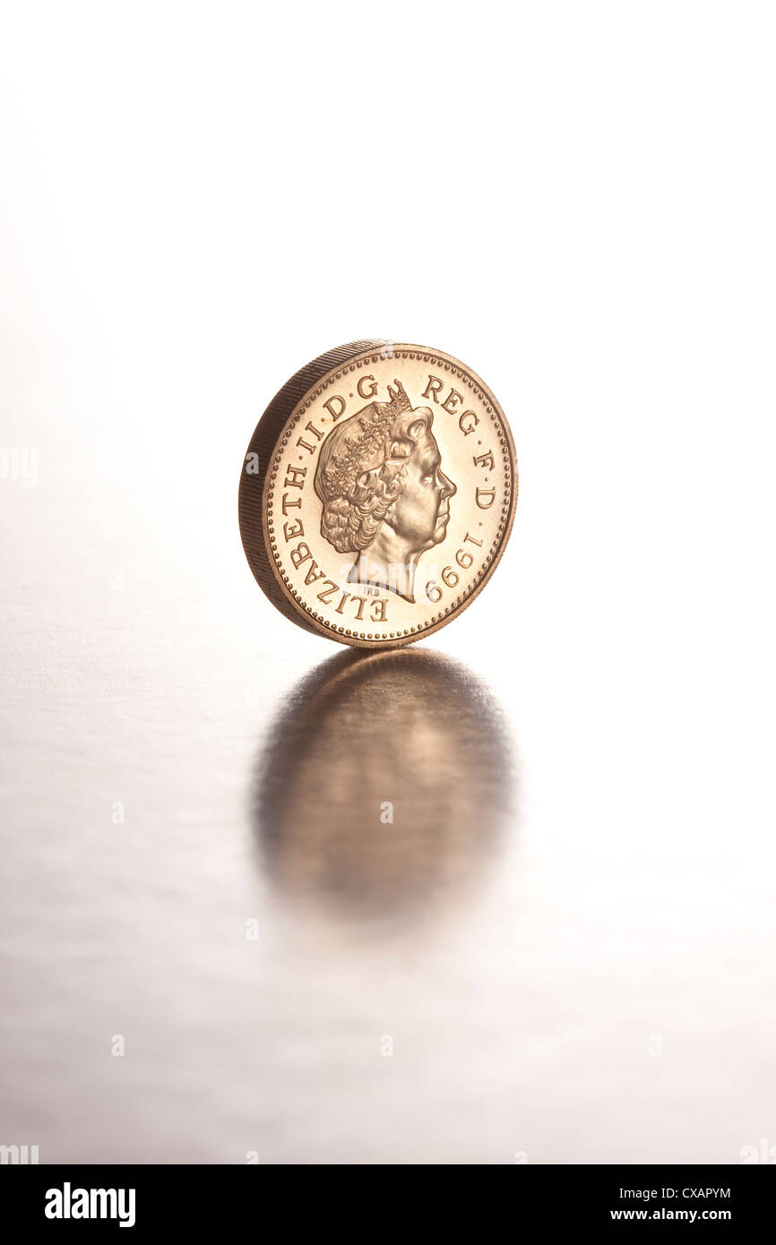 Queens head coin hi-res stock photography and images - Alamy