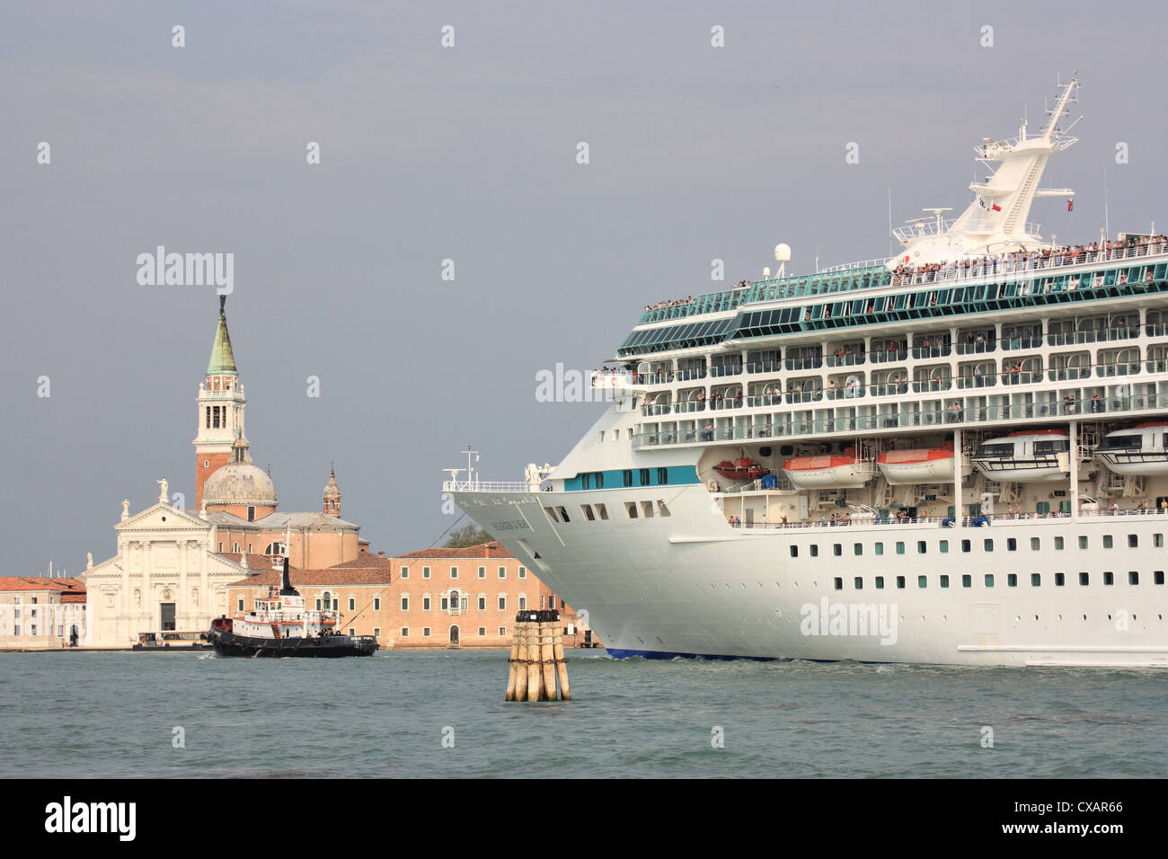 Ship cruises hi-res stock photography and images - Alamy