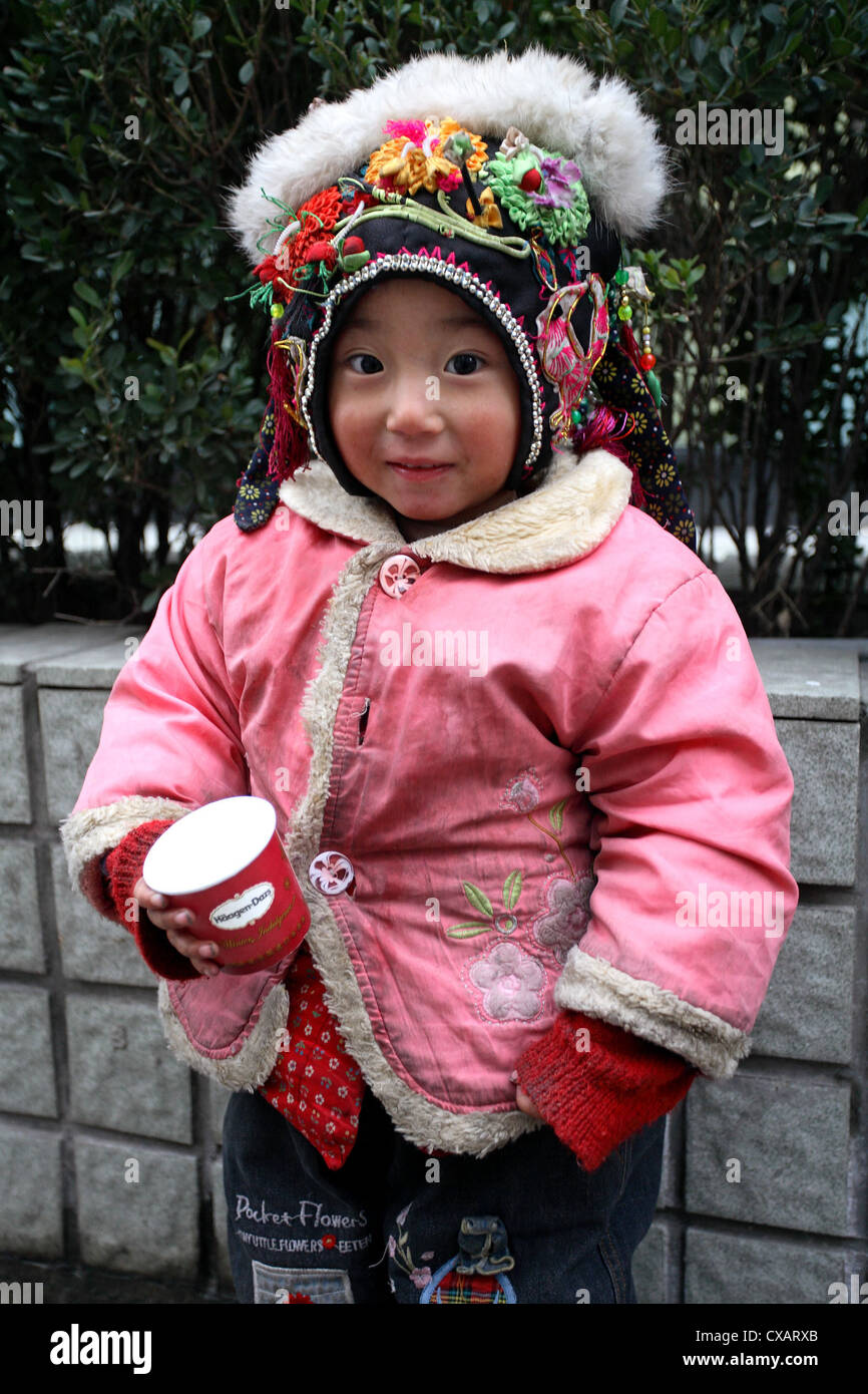 Shanghai, little kid begging on the street Stock Photo - Alamy