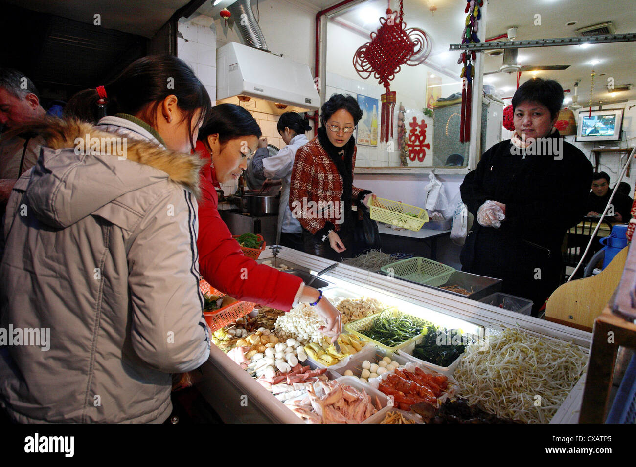 Shanghai market scene Stock Photo - Alamy