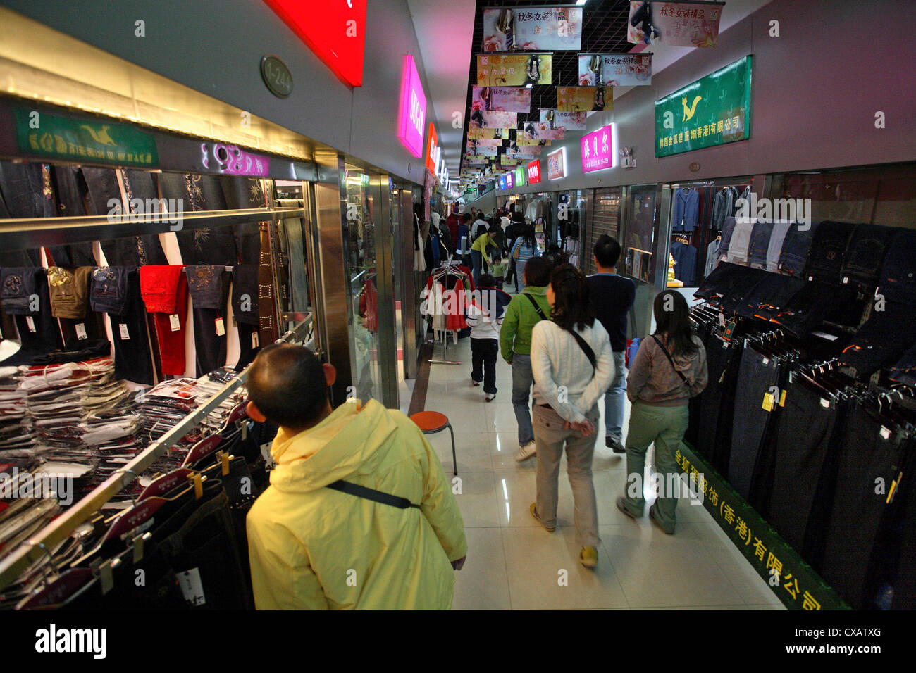 Shanghai people department store hi-res stock photography and images ...