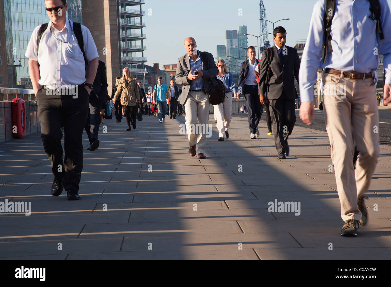 Women work london bridge hi-res stock photography and images - Alamy