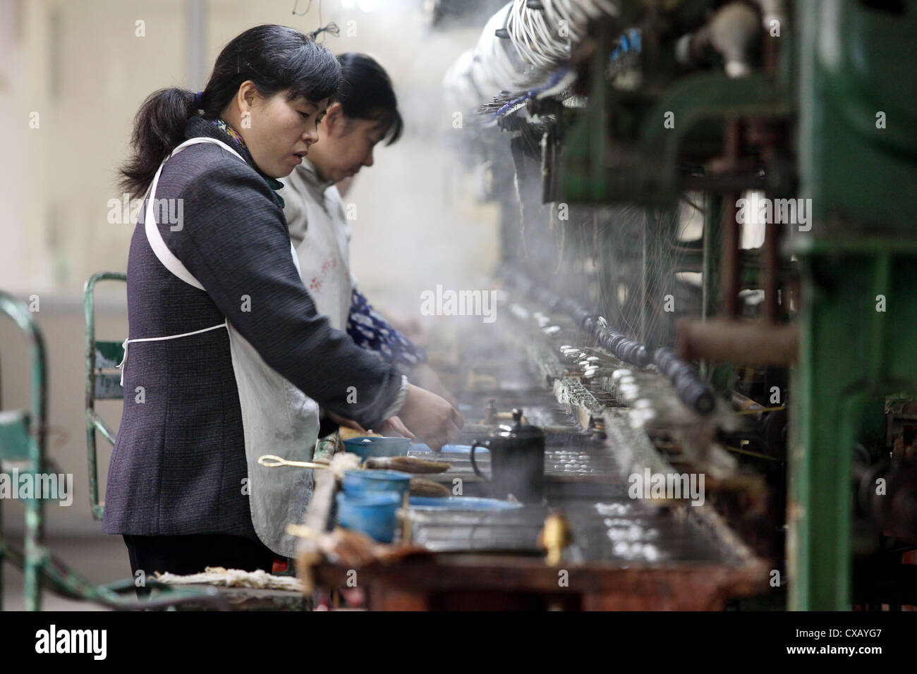 Women mill workers hi-res stock photography and images - Alamy