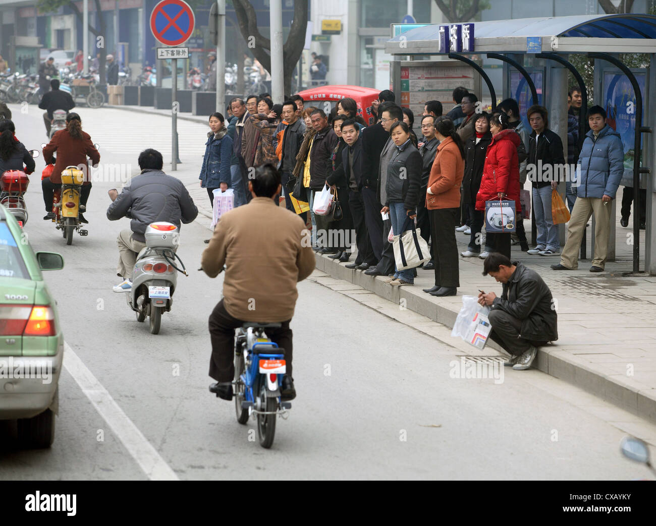 Suzhou, people waiting for the bus Stock Photo - Alamy