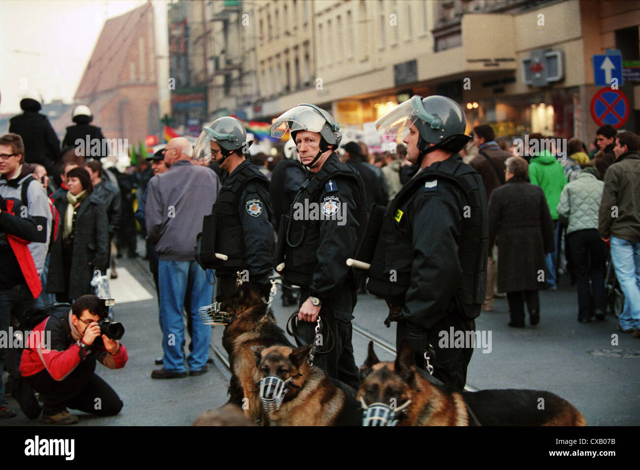 Riot policeman with dog police hi-res stock photography and images - Alamy