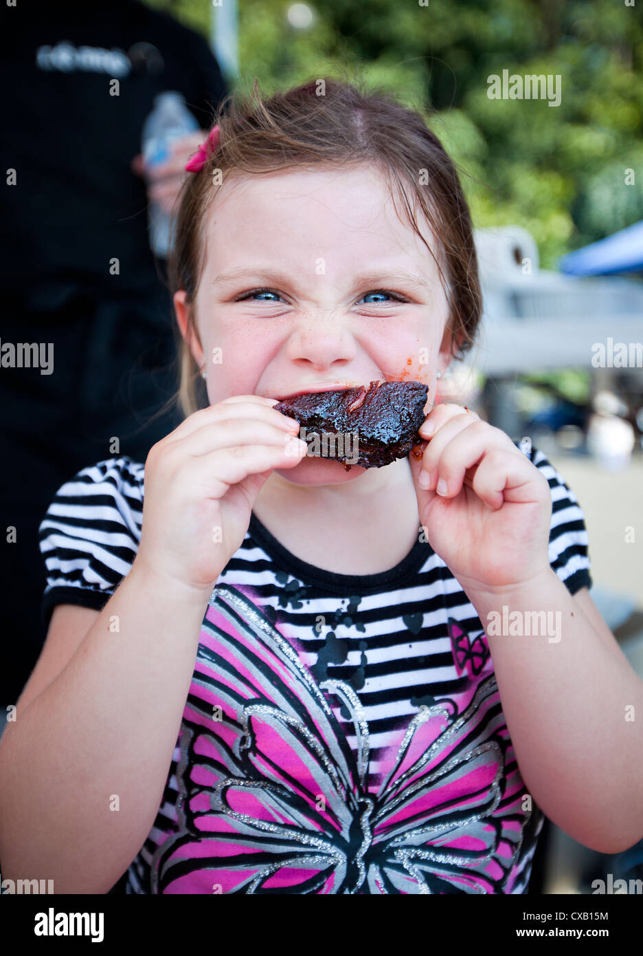 Eating messy bbq hi-res stock photography and images - Alamy