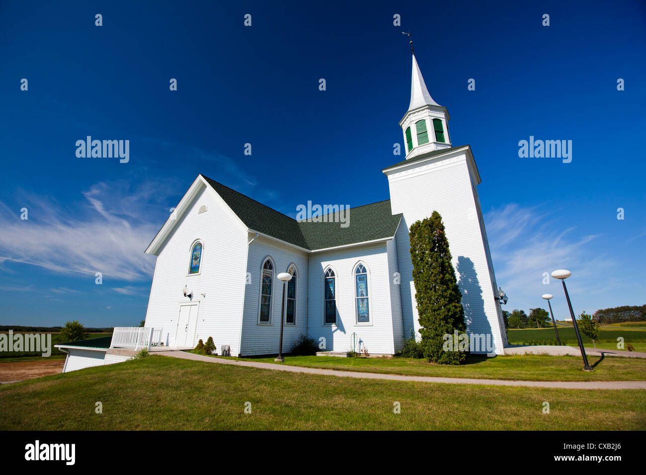 Traditional American white church in the countryside Stock Photo - Alamy