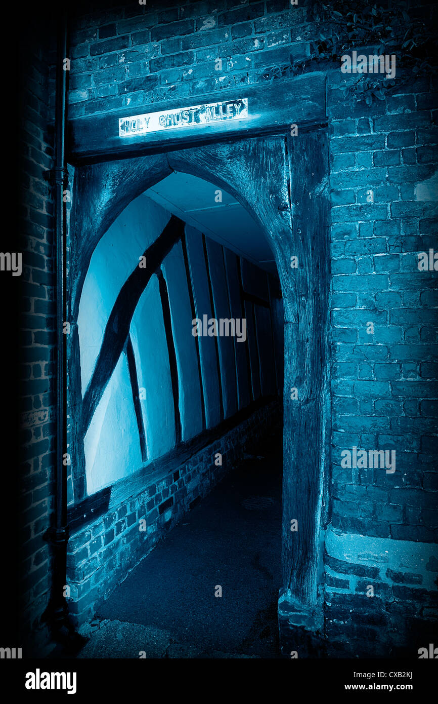 Scary alleyway hi-res stock photography and images - Alamy