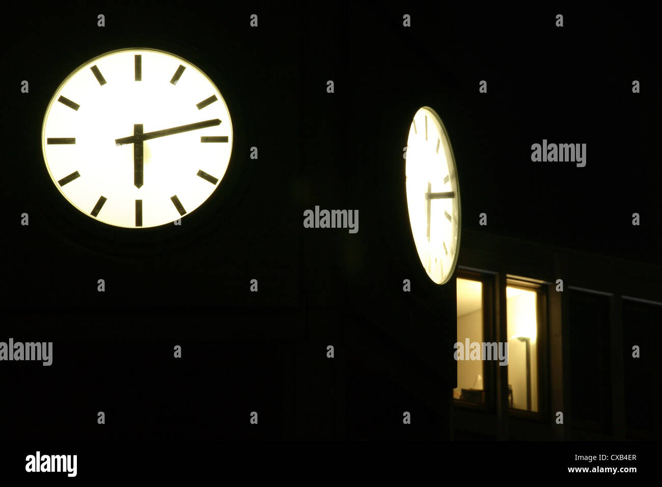 Radiant Clock and office building Stock Photo - Alamy