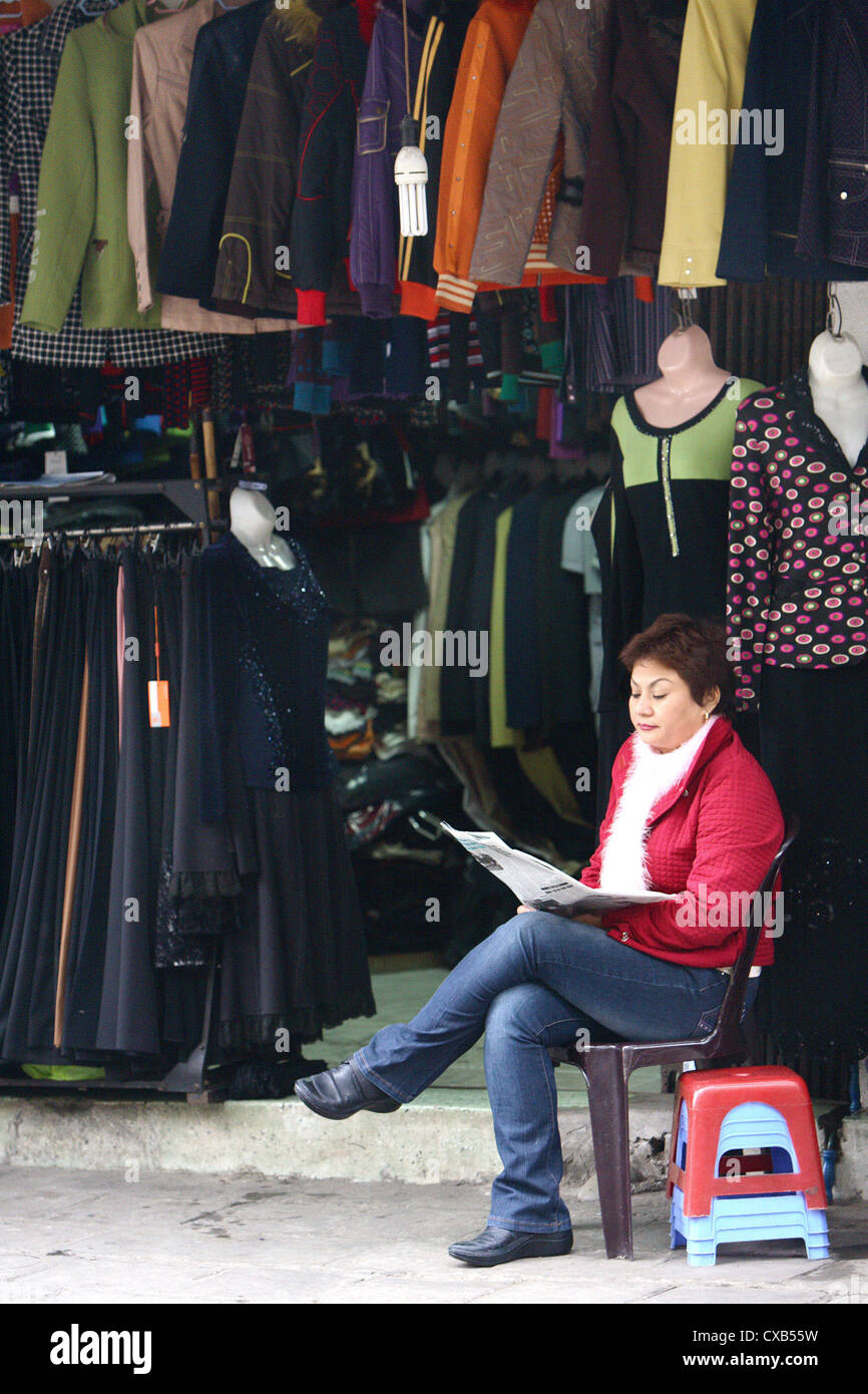 Street trading in Hanoi Stock Photo - Alamy