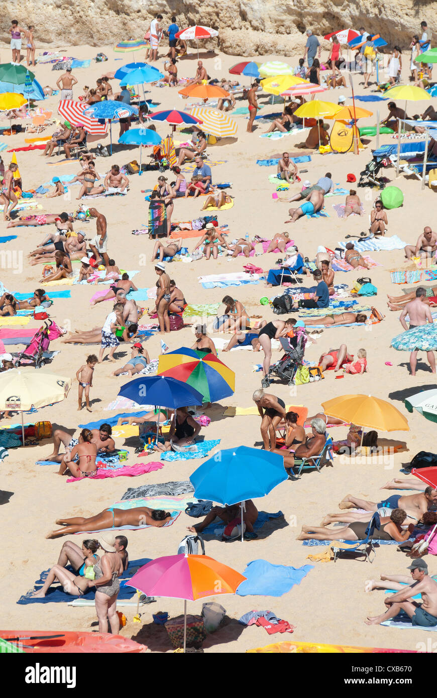 Crowded beach hi-res stock photography and images - Alamy