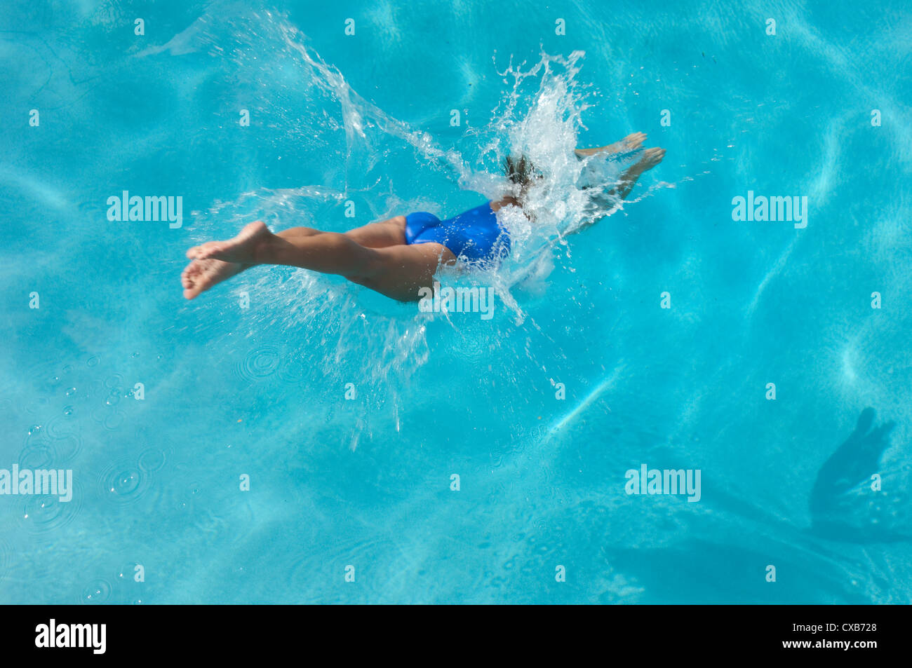 young woman diving into swimming pool Stock Photo - Alamy young woman diving into swimming pool Stock Photo - Alamy