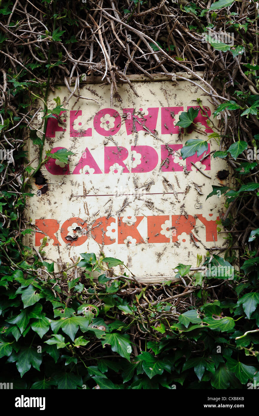 Overgrown garden uk hi-res stock photography and images - Alamy