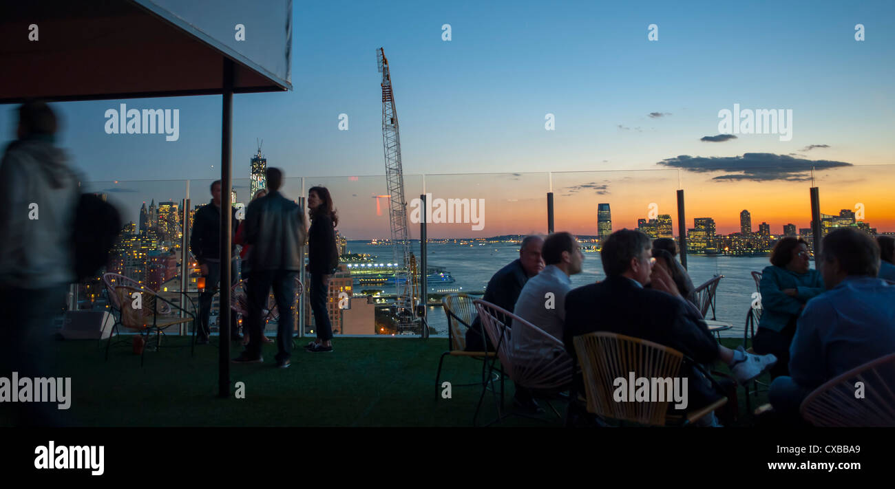 Ny rooftop bar hi-res stock photography and images - Alamy