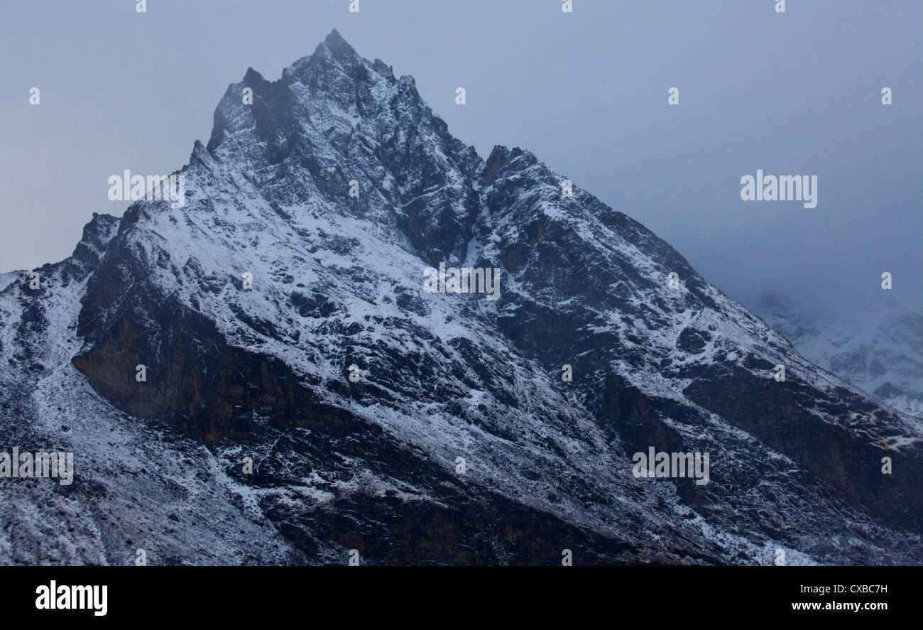 High snow capped himalayan hi-res stock photography and images - Alamy
