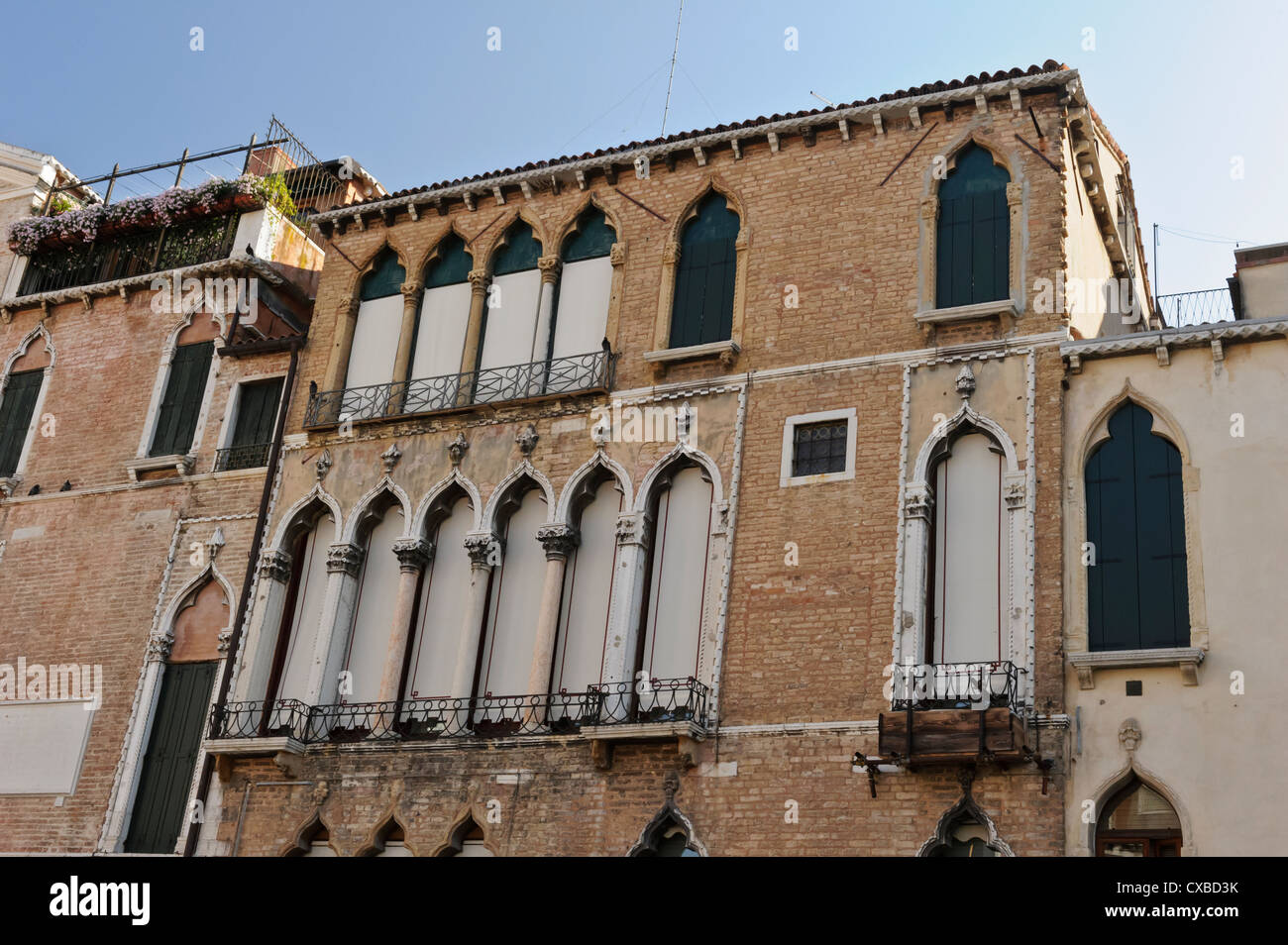 Venetian gothic arch hi-res stock photography and images - Alamy