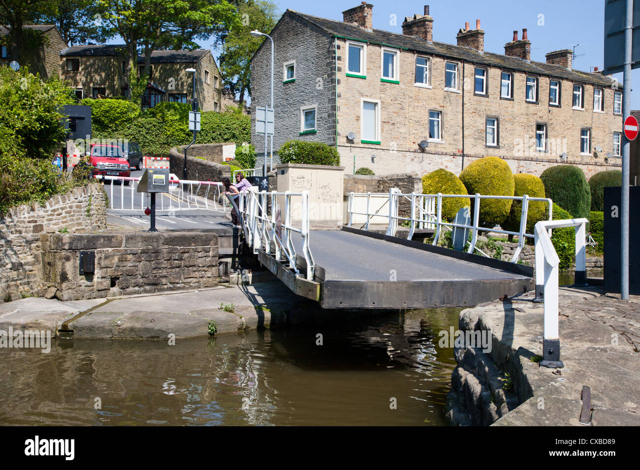 Working a Swing Bridge on the Leeds and Liverpool Canal at Skipton ...