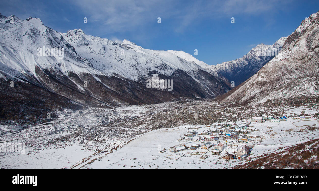 Kyanjin gompa village hi-res stock photography and images - Alamy