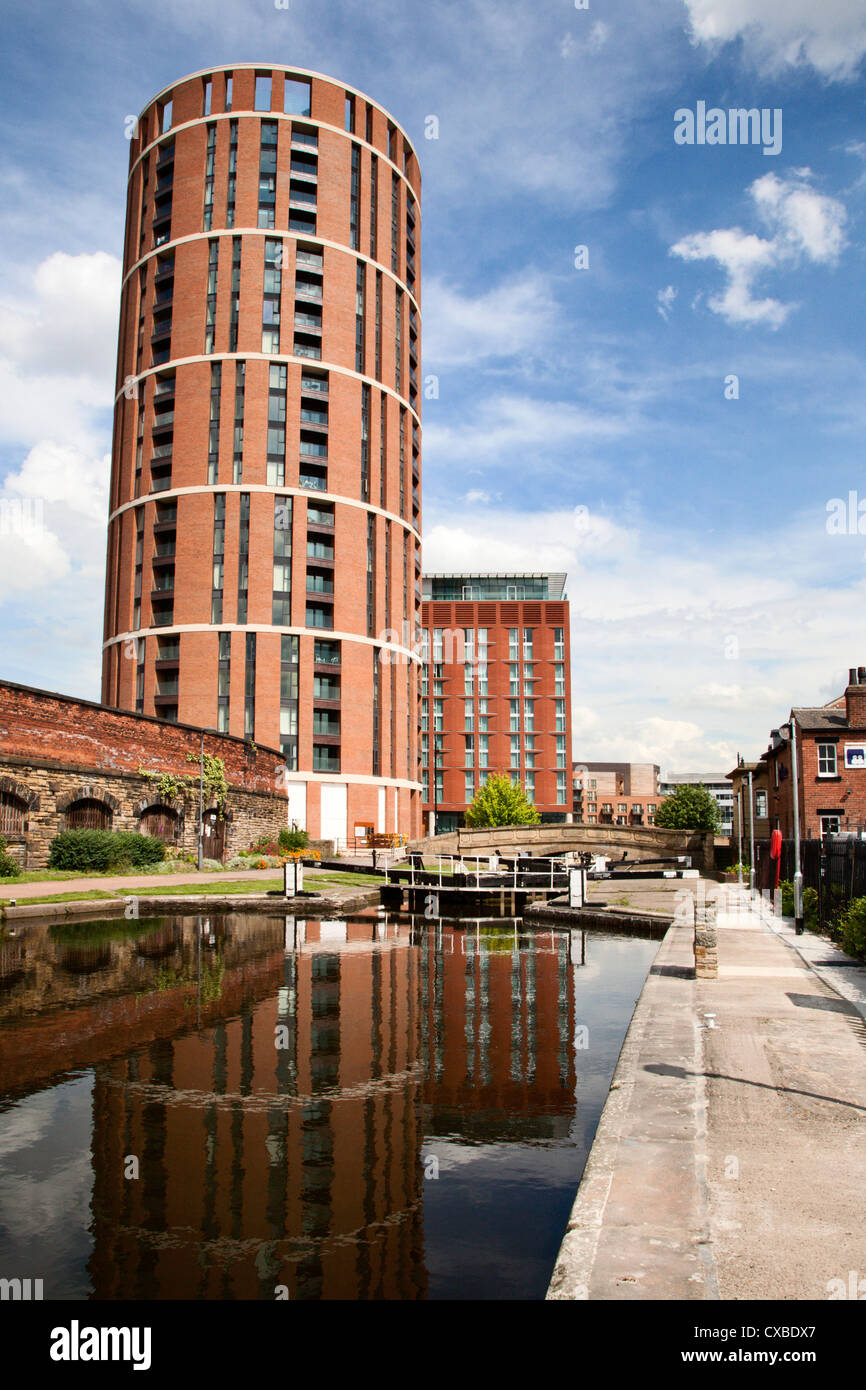 Office Lock on the Leeds and Liverpool Canal at Granary Wharf, Leeds ...