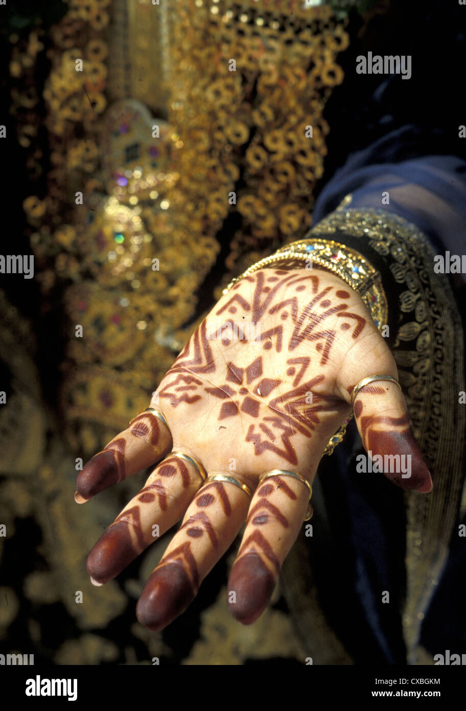 Hand of an Arab bride patterned with henna, Manama, Bahrain Stock Photo ...