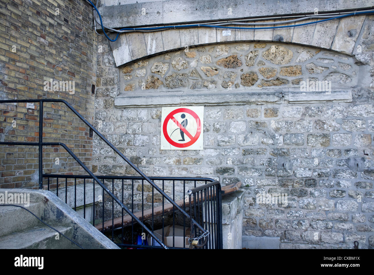 Please don't urinate here Stock Photo - Alamy