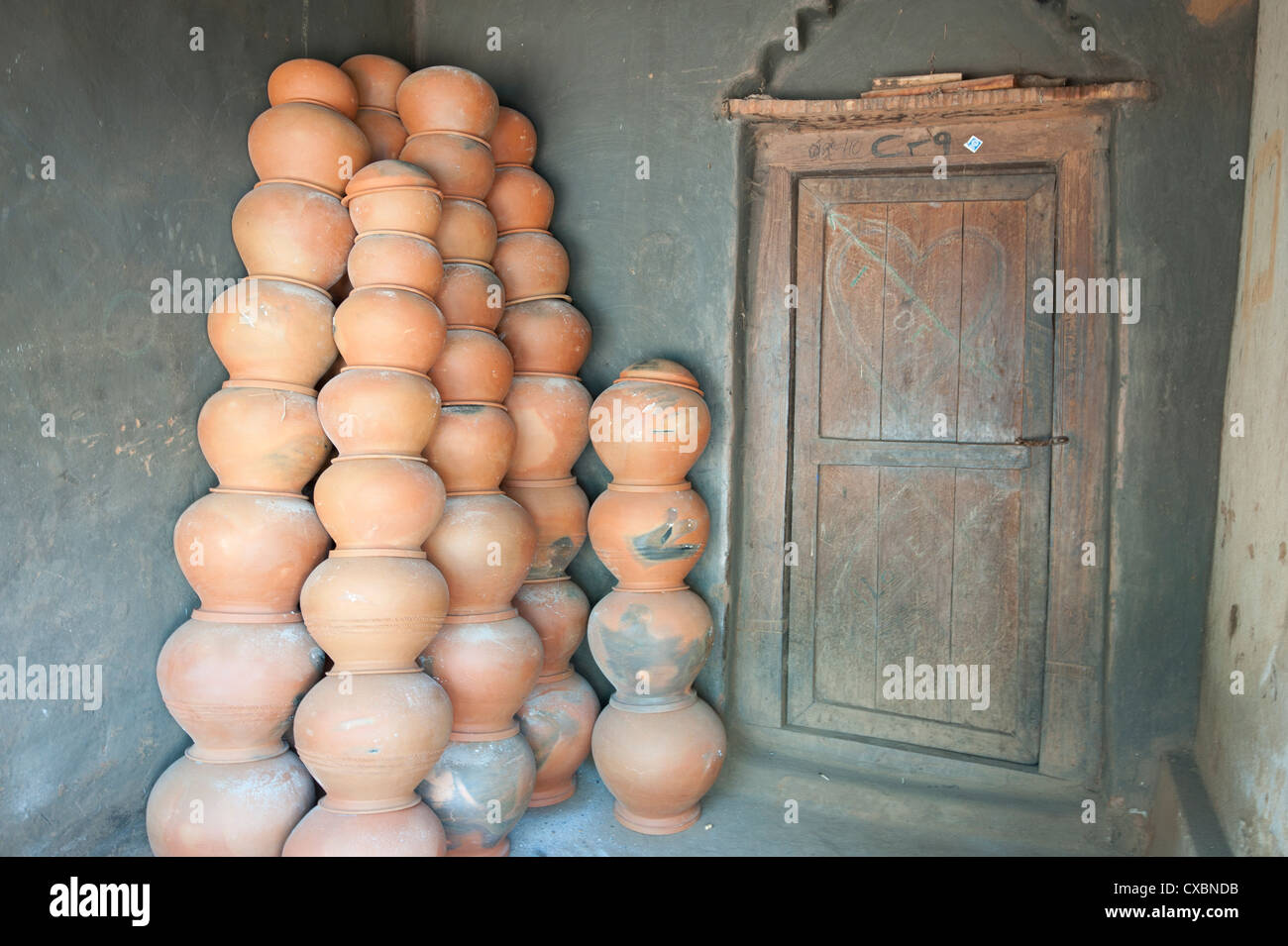 Clay Pots On Front Porch Porch Planter Ideas And Inspiration Maison