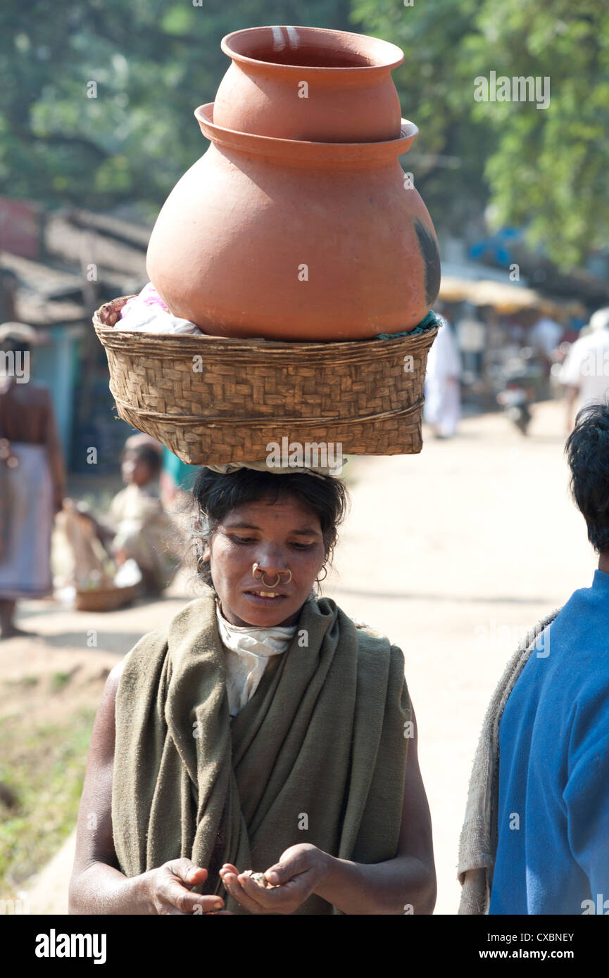 Women carrying pots on head hi-res stock photography and images - Alamy