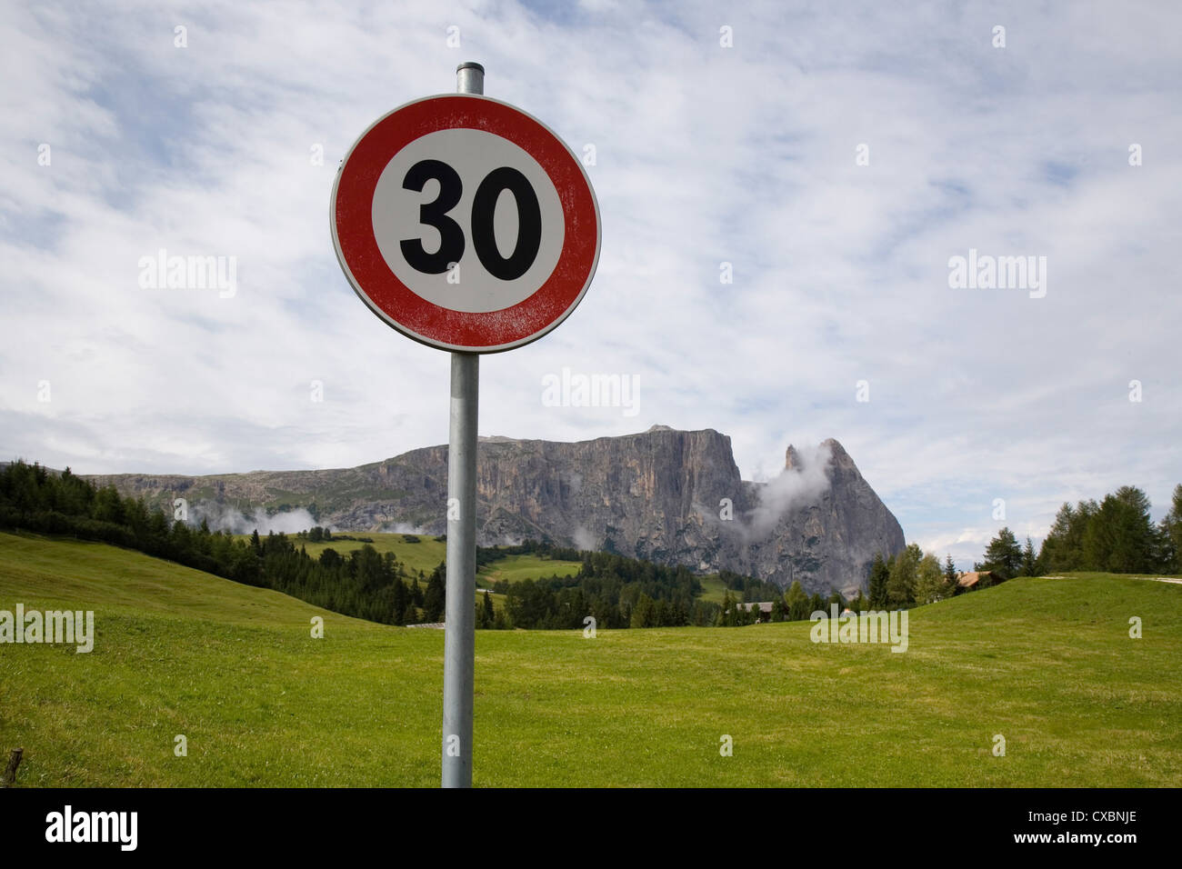 30 kph sign hi-res stock photography and images - Alamy