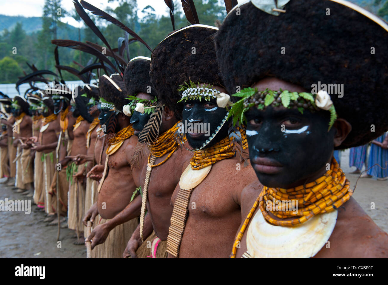 Traditional dress papua new guinea hi-res stock photography and images ...