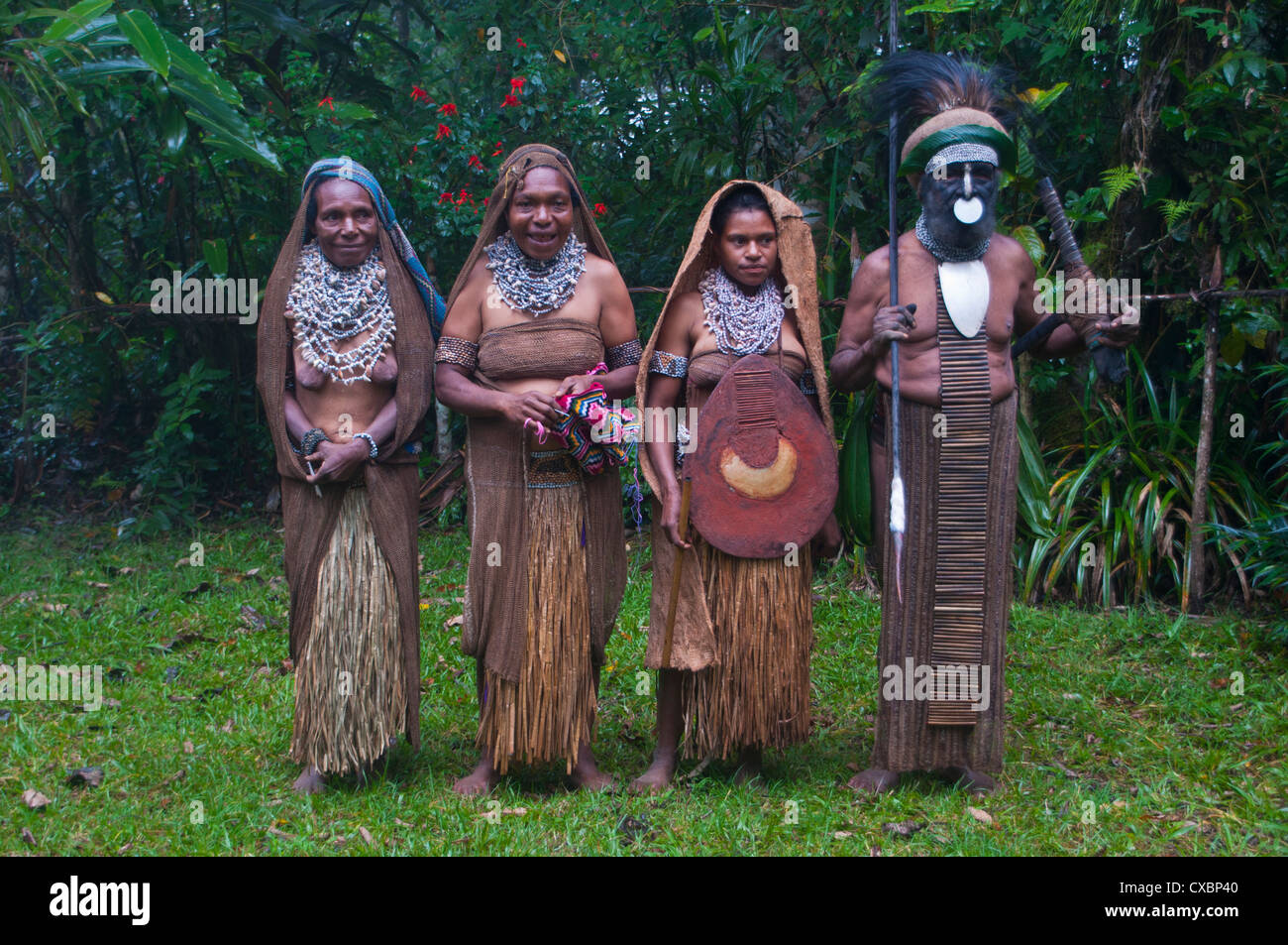 Tribal chief with his wives, Pajo, Highlands, Papua New Guinea, Pacific ...