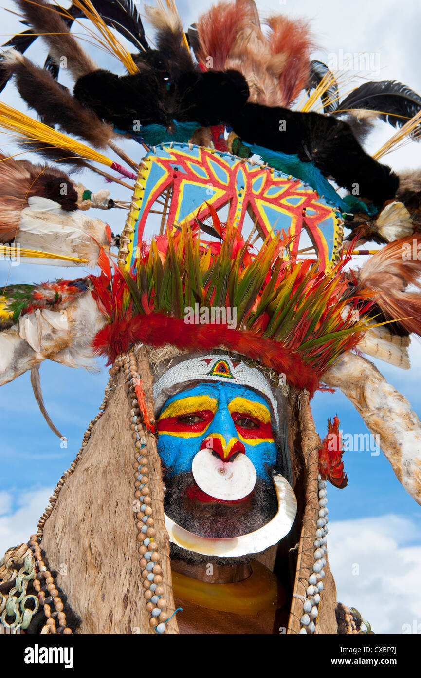 Traditional dress papua new guinea hi-res stock photography and images ...