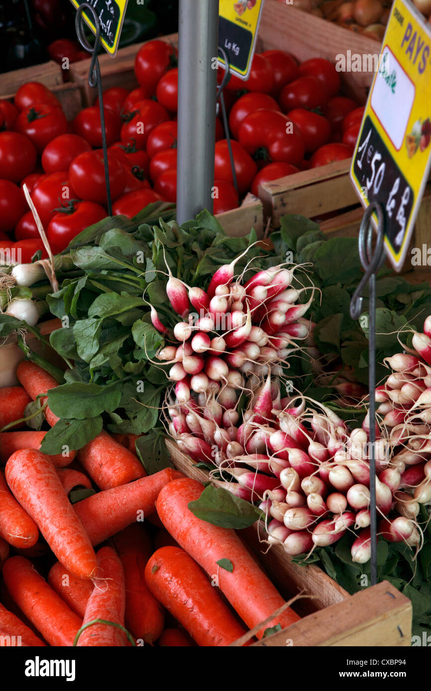 Fresh vegetable produce in a French market Stock Photo - Alamy