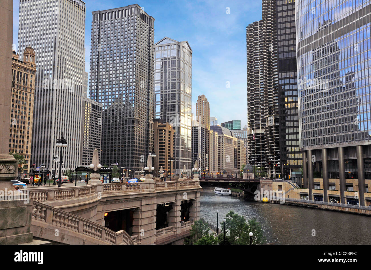 Chicago skyline and river hi-res stock photography and images - Alamy
