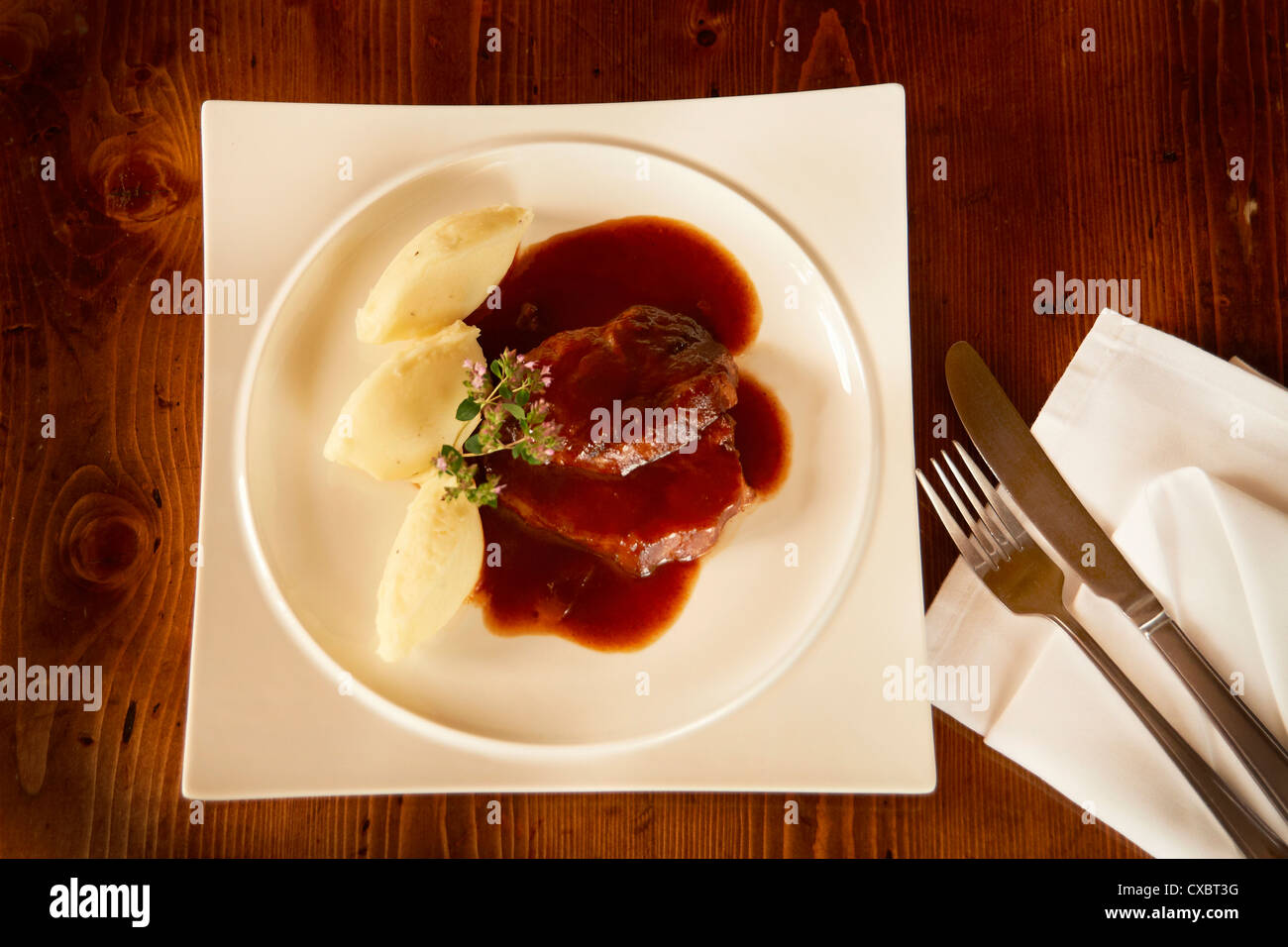 braised beef with mashed potaoes and gravy Stock Photo - Alamy