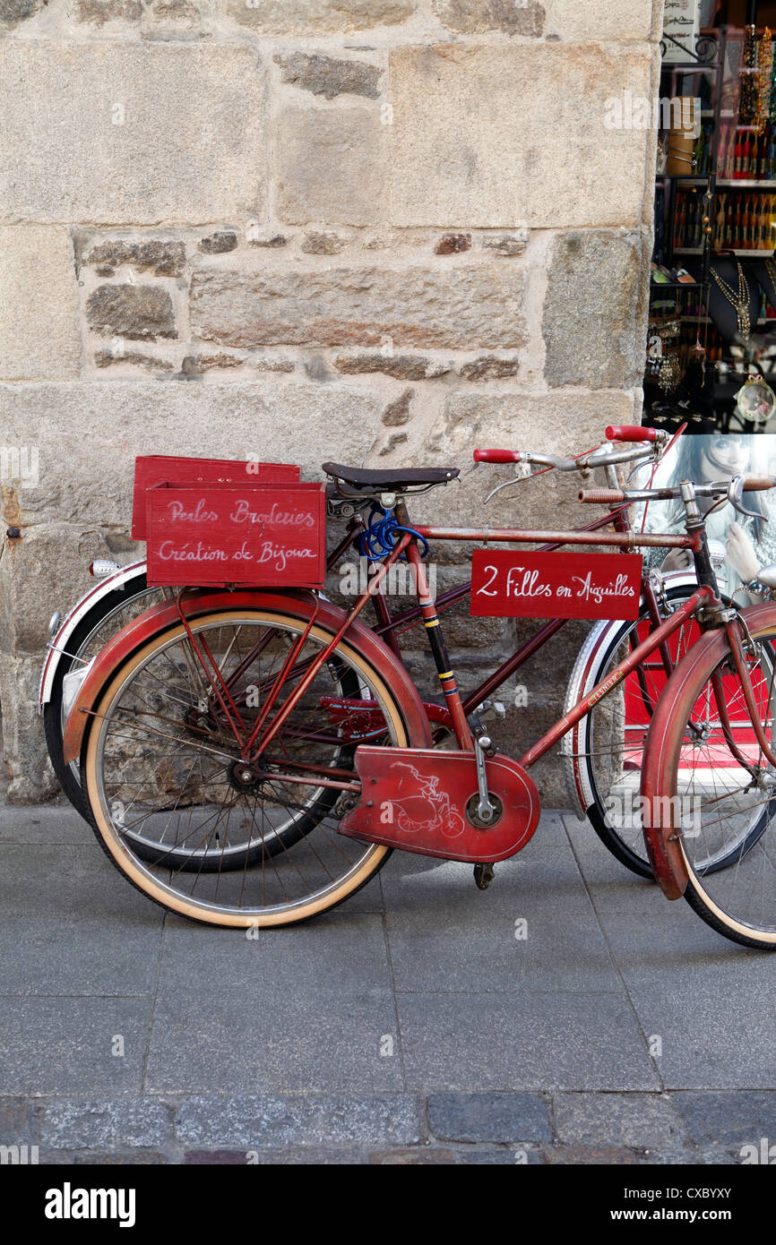 Red bikes hi-res stock photography and images - Alamy