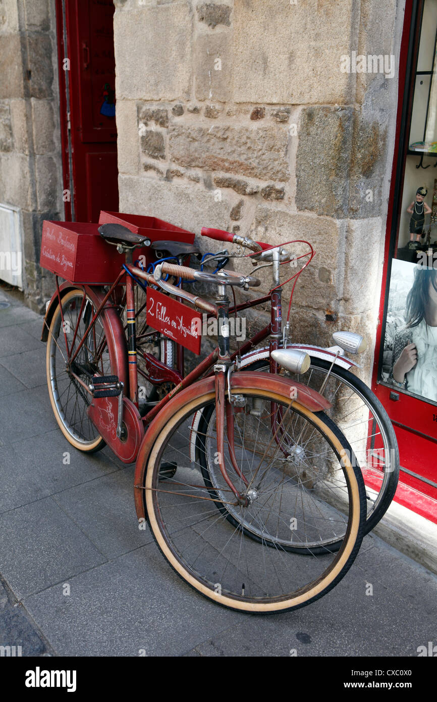 Red bikes hi-res stock photography and images - Alamy