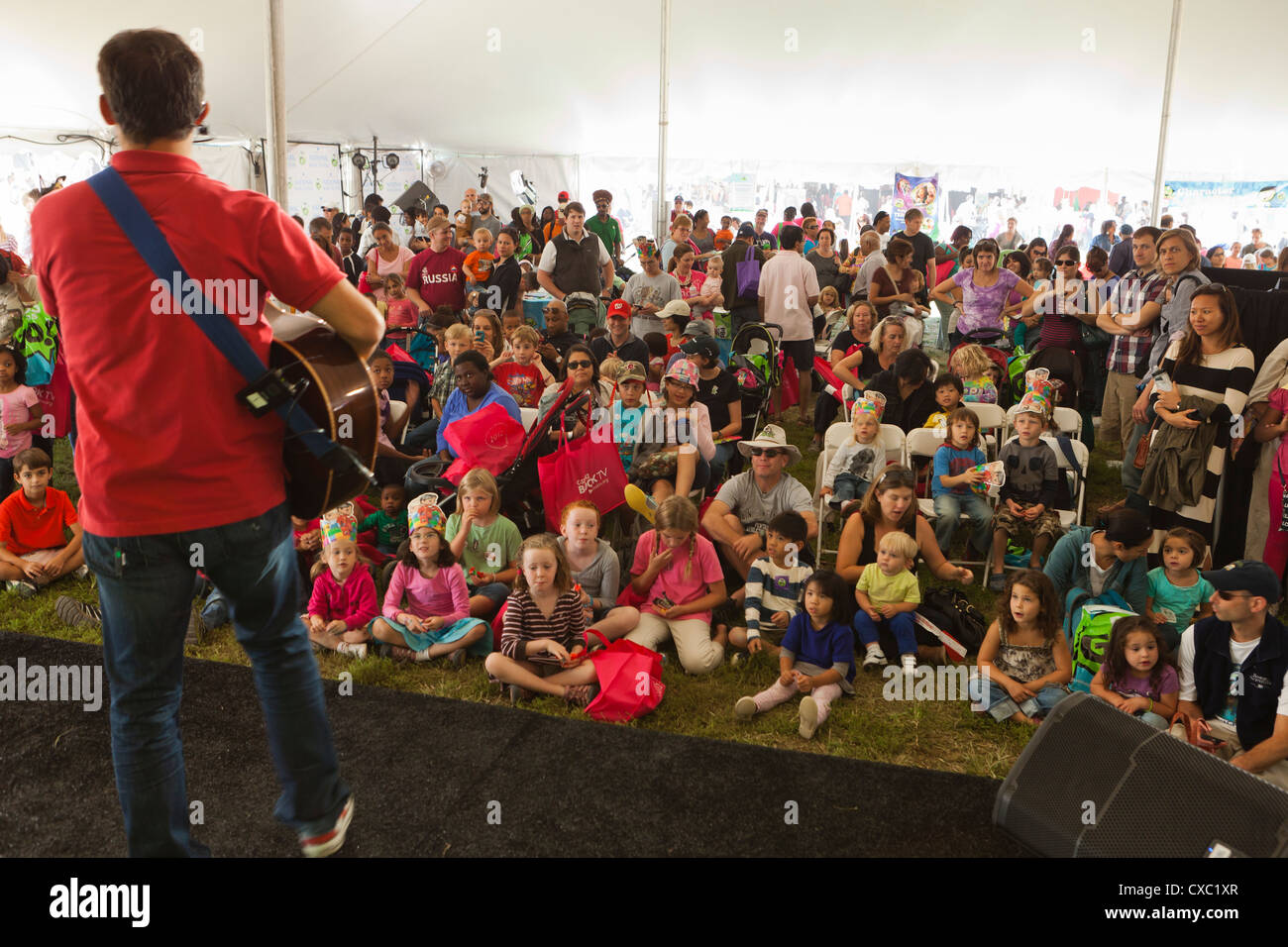 Folk singer hi-res stock photography and images - Alamy