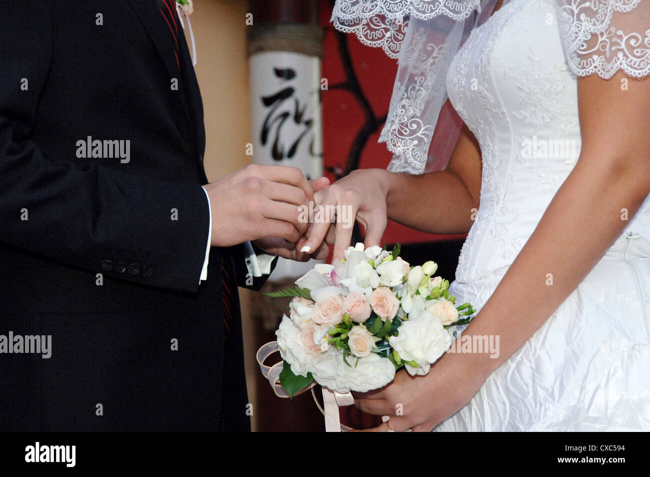 ceremony of exchanging rings at wedding Stock Photo - Alamy