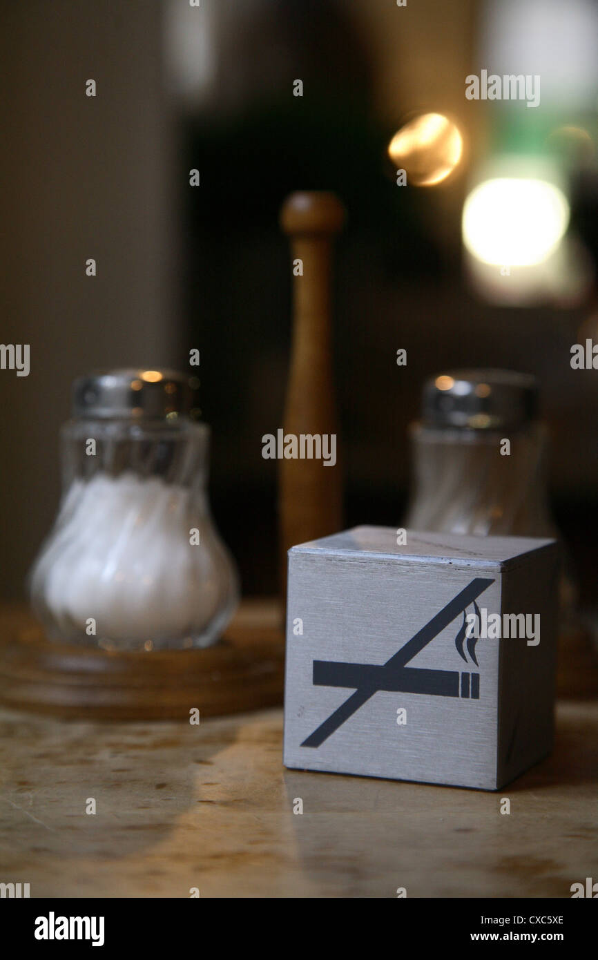 Non smoking logo hi-res stock photography and images - Alamy