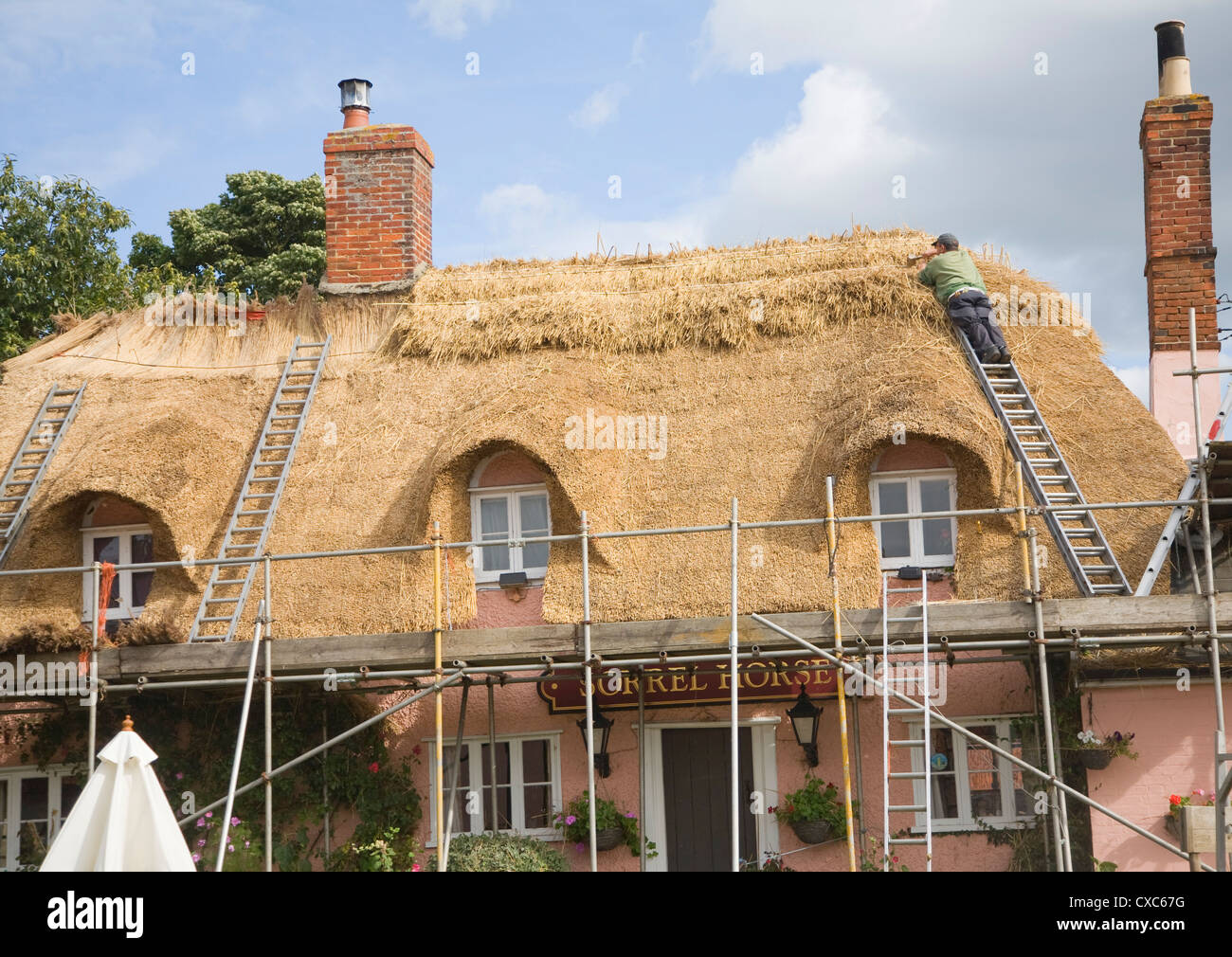 Man thatching roof hi-res stock photography and images - Alamy