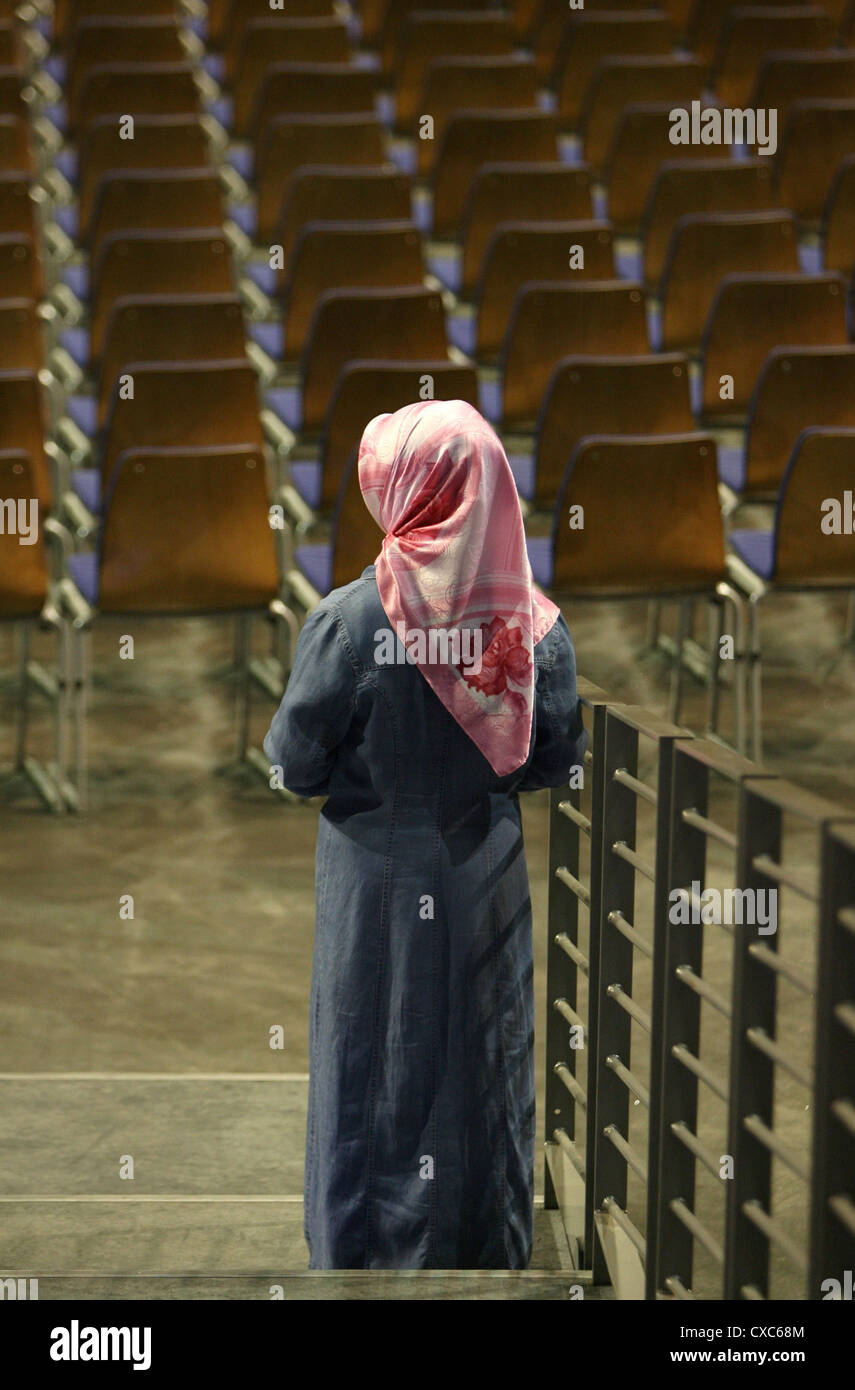 Head muslim hi-res stock photography and images - Alamy