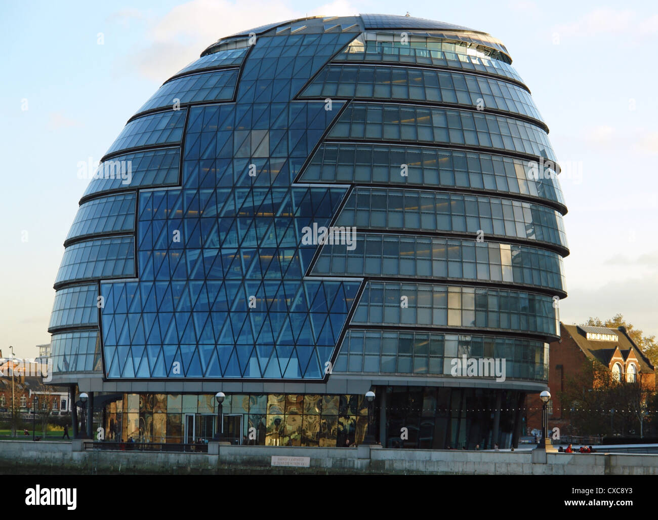 The imposing glass Greater London mayoral building on the banks of the ...